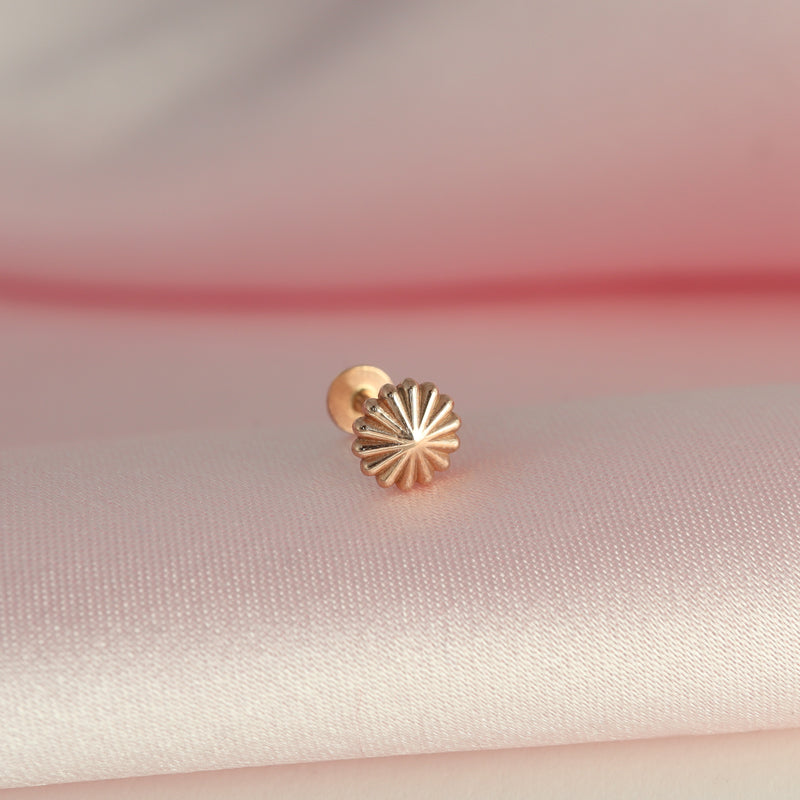 Fan Shell Labret Piercing 14K Gold | Musemond